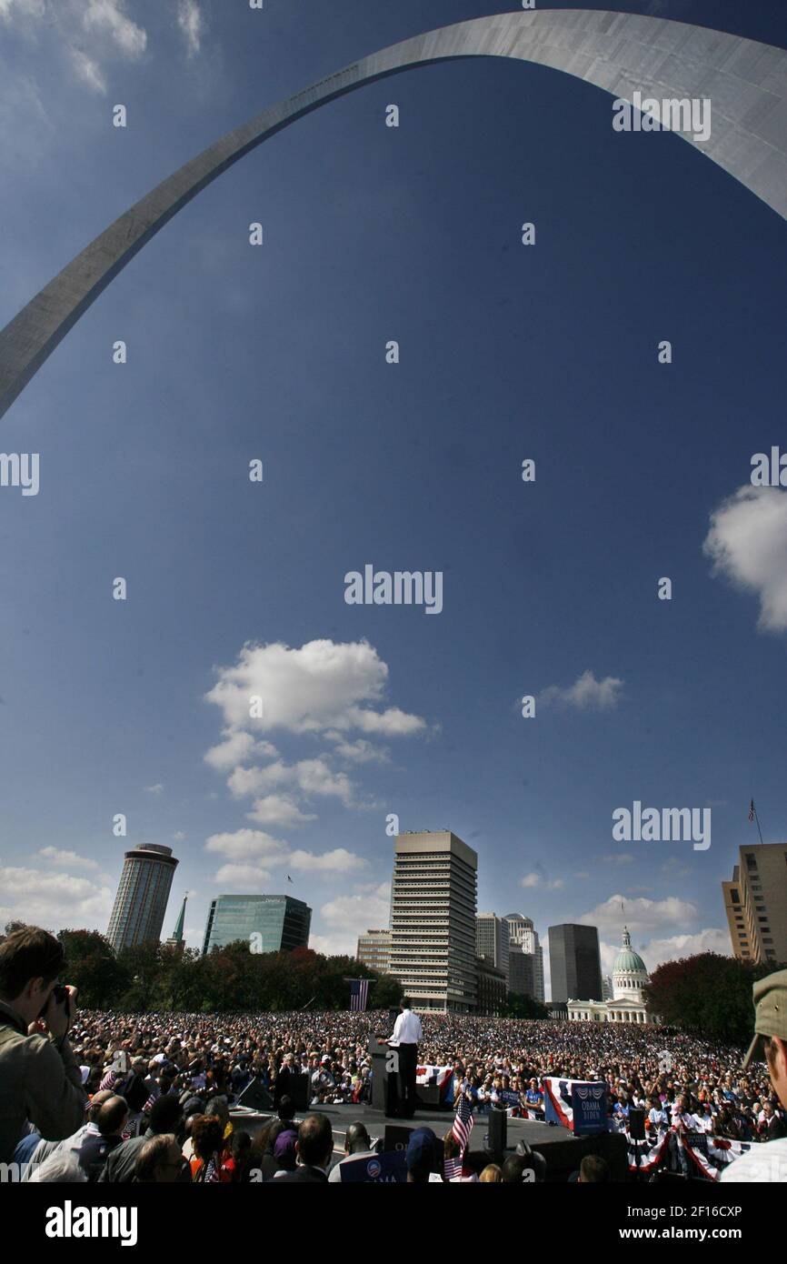 Democratic presidential candidate Sen. Barack Obama waves to the crowd ...