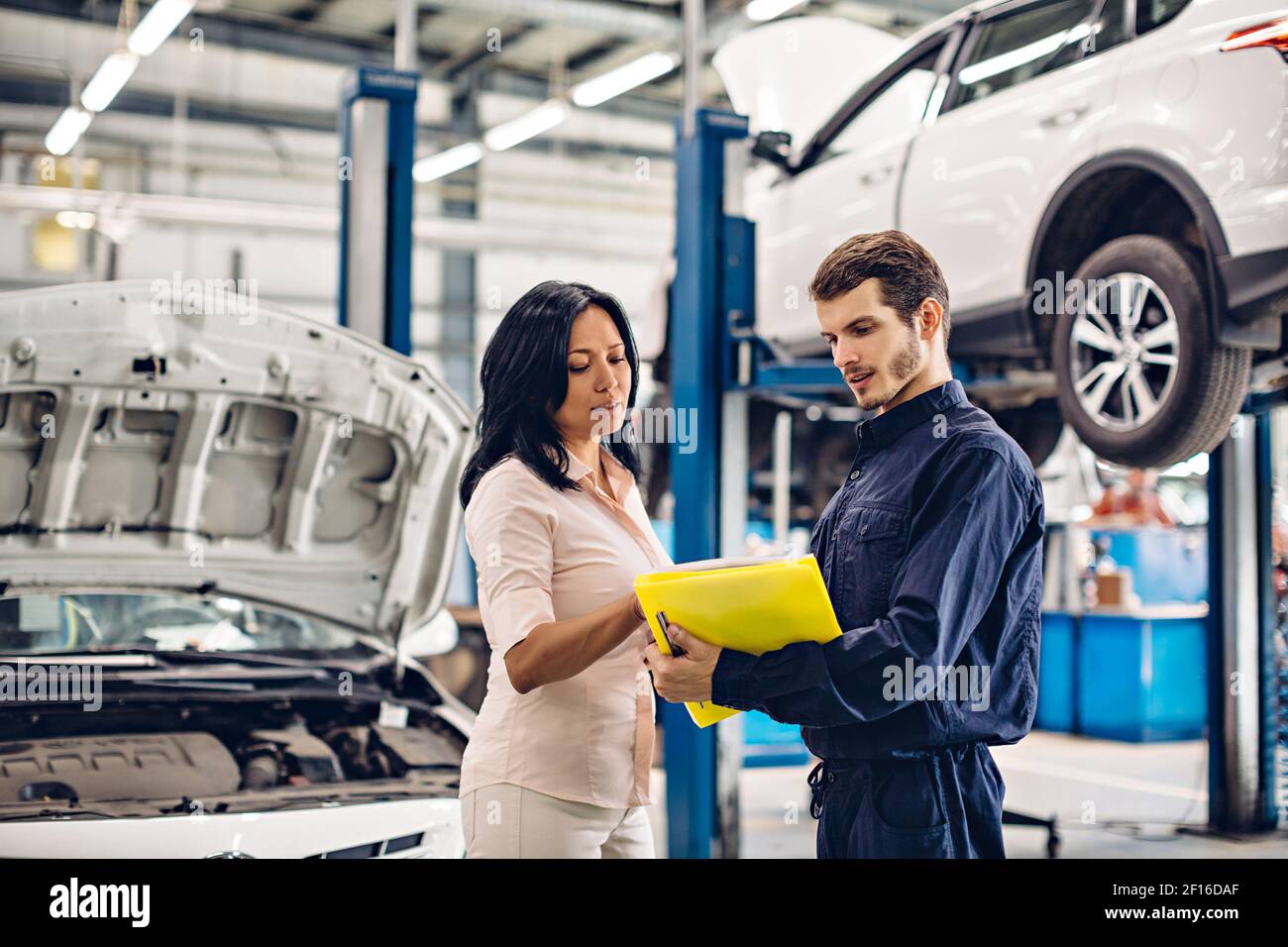Mechanic client auto service hi-res stock photography and images - Alamy