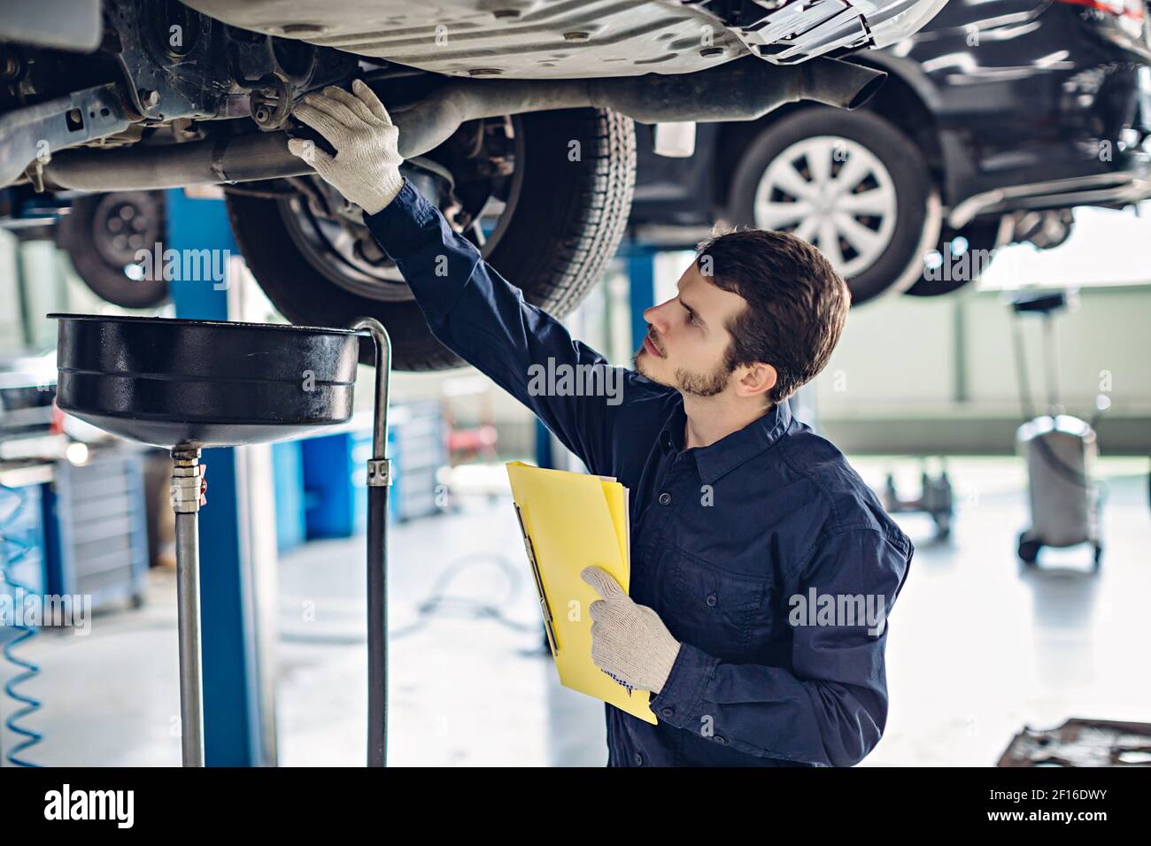 Mechanic repair service industry hi-res stock photography and images ...