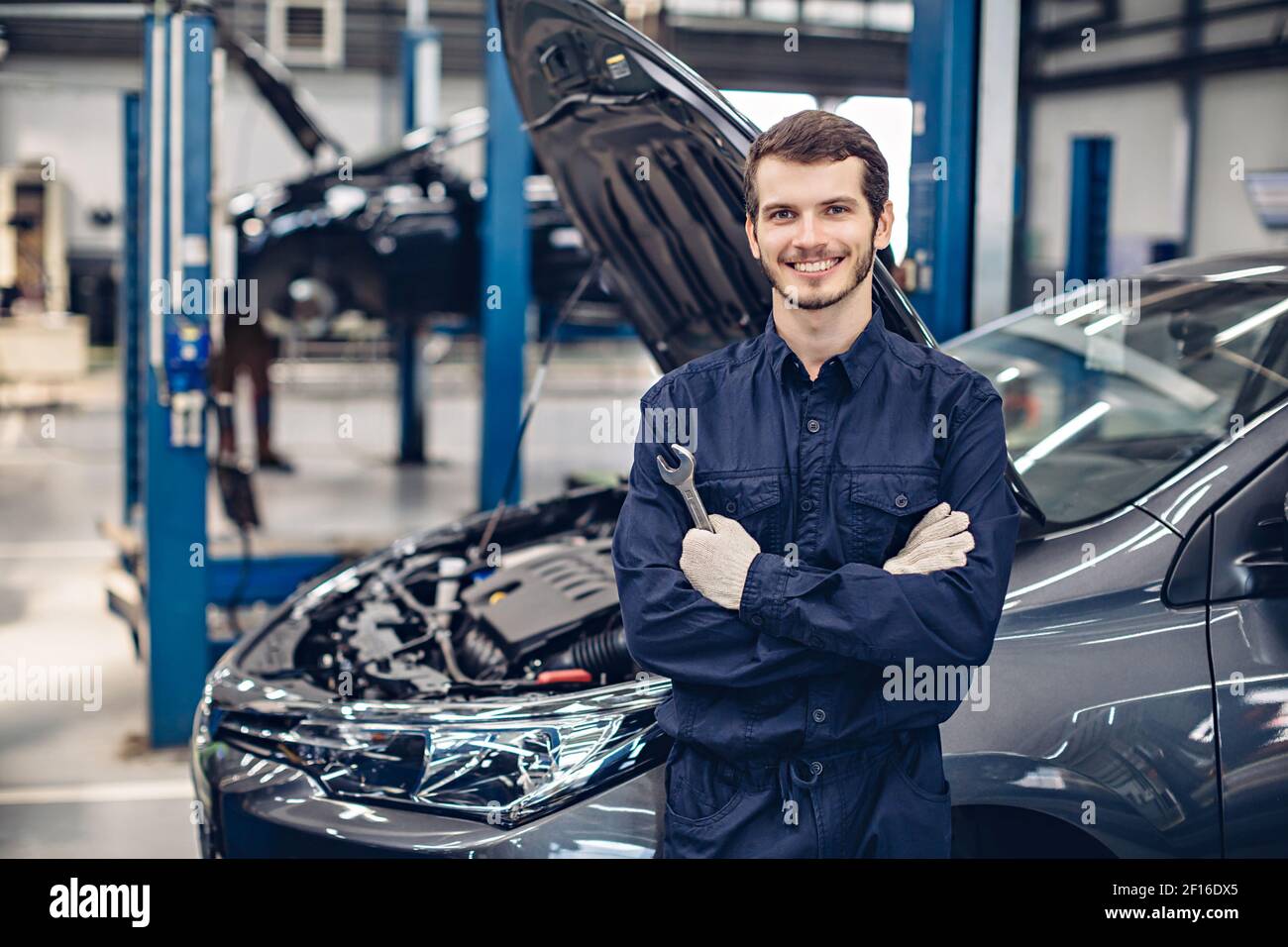 Happy mechanic hi-res stock photography and images - Alamy