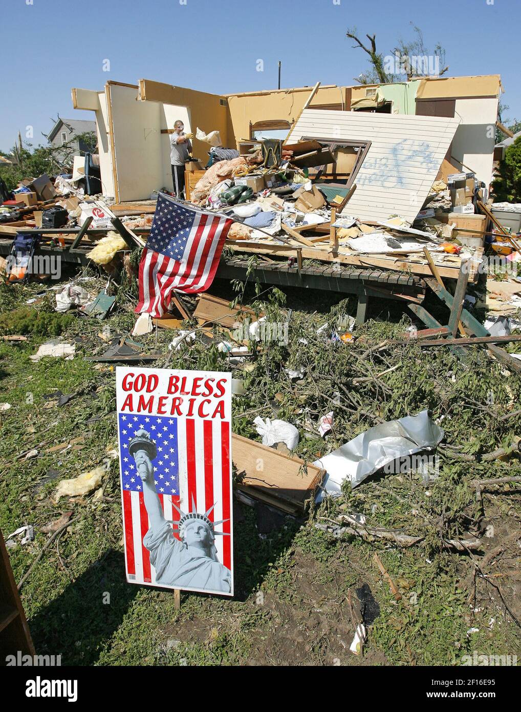 John Sleezer/The Kansas City Star 6/13/08 (METRO) Nicole Sayers helps ...
