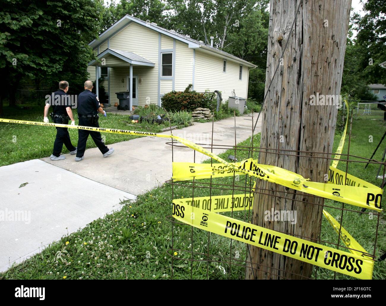 Olathe police, Johnson County crime scene investigators and task force ...