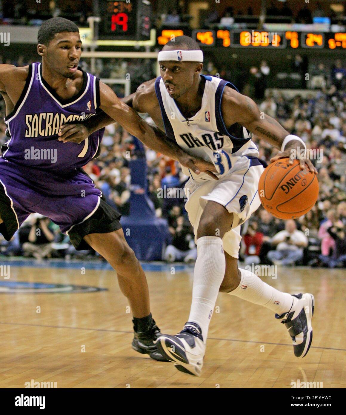 Dallas Mavericks guard Jason Terry (31) drives to the basket against ...