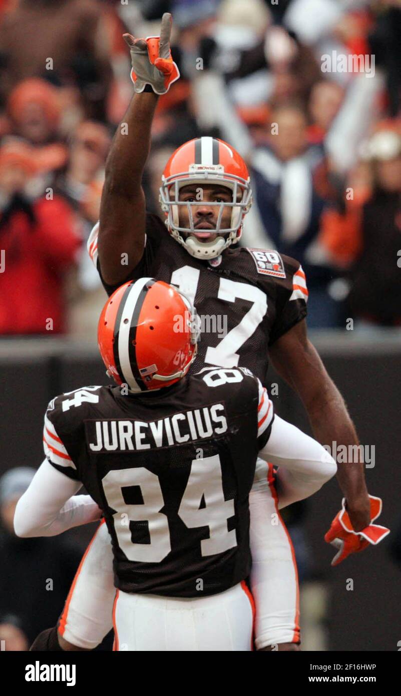 Cleveland Browns wide receiver Braylon Edwards (17) acknowledges the ...