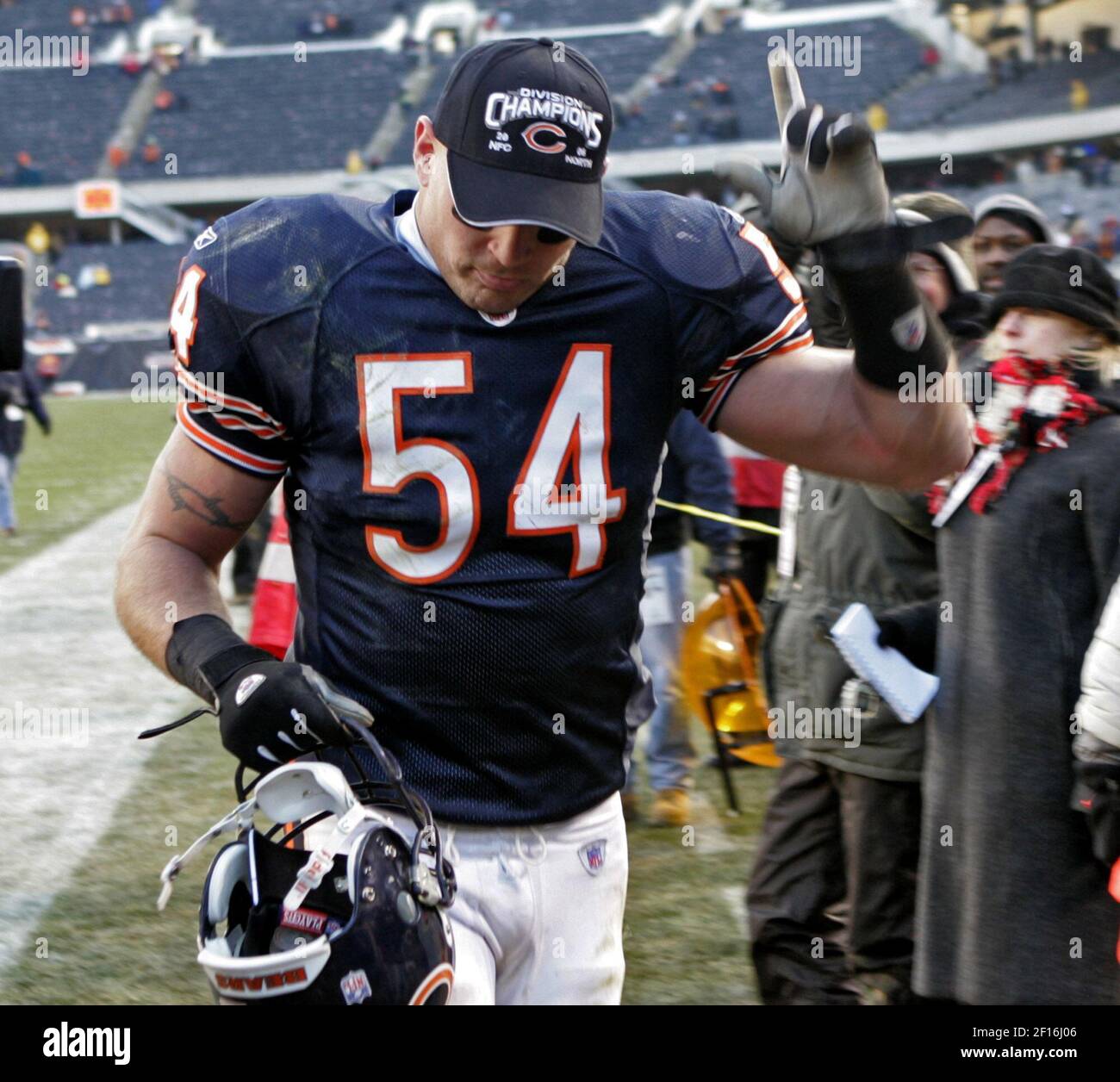 Chicago Bears linebacker Brian Urlacher waves to fans after defeating ...