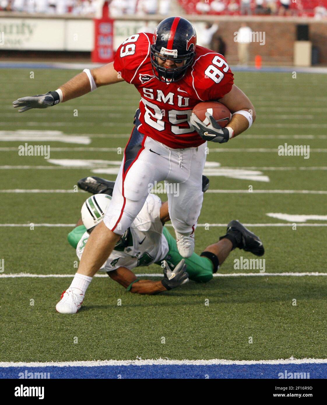 SMU tight end Ryan Kennedy (89) scores as Marshall defender C.J ...