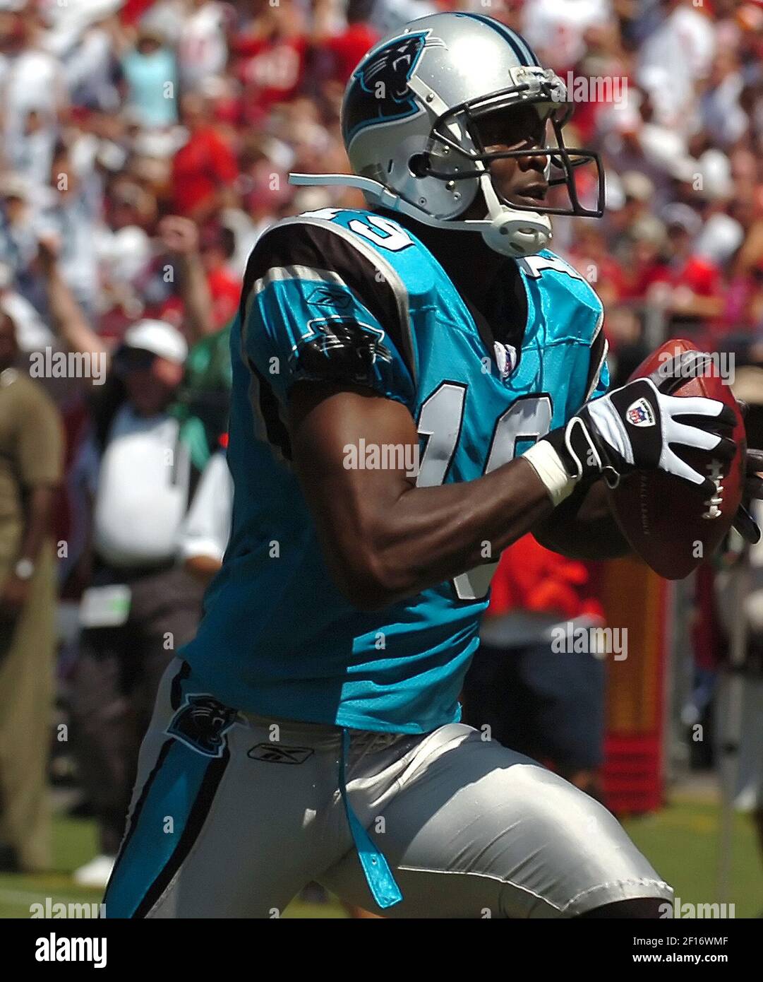 Carolina Panthers wide receiver Keyshawn Johnson (19) runs into the end ...