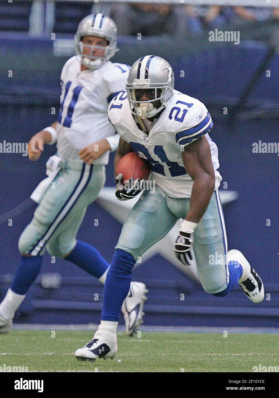 Dallas Cowboys quarterback Drew Bledsoe (11) watches running back ...