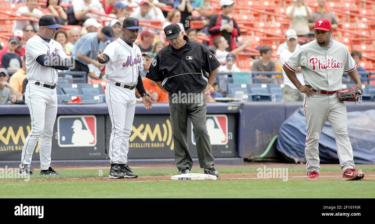 New York Mets third base coach Manny Acta (left), manager Willie ...