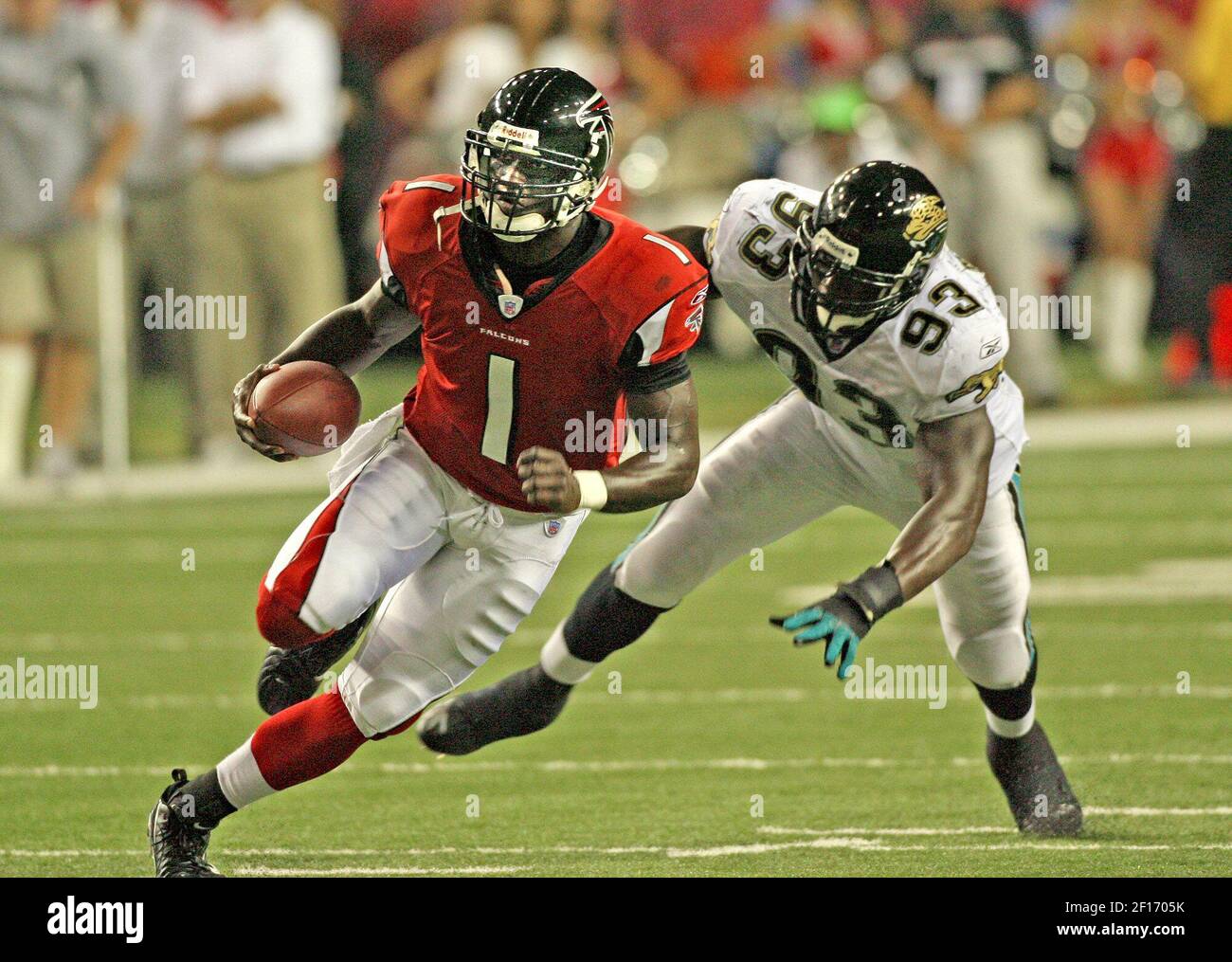 Atlanta Falcons DJ Shockley escapes from Jacksonville Jaguars' Bobby ...