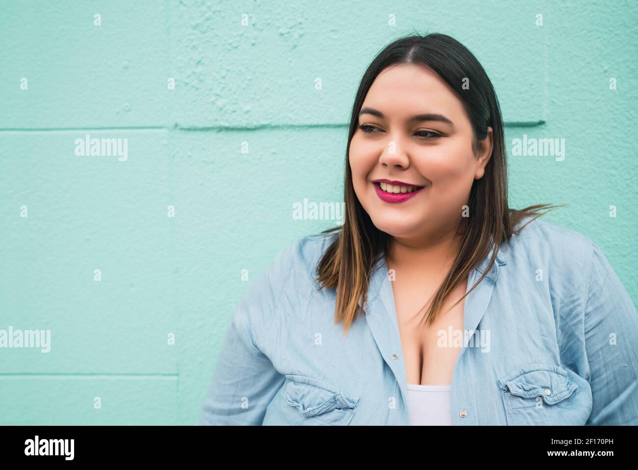 Woman street style plus size hi-res stock photography and images - Alamy