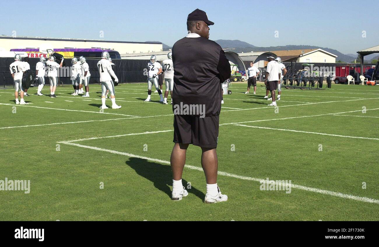 New Oakland Raiders' head coach Art Shell (right) watches the offensive ...