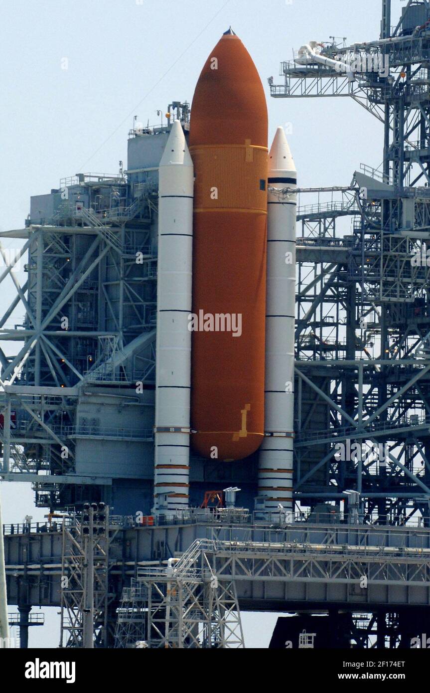 Shuttle Discovery protected by the Rotating Service Structure, sits on ...