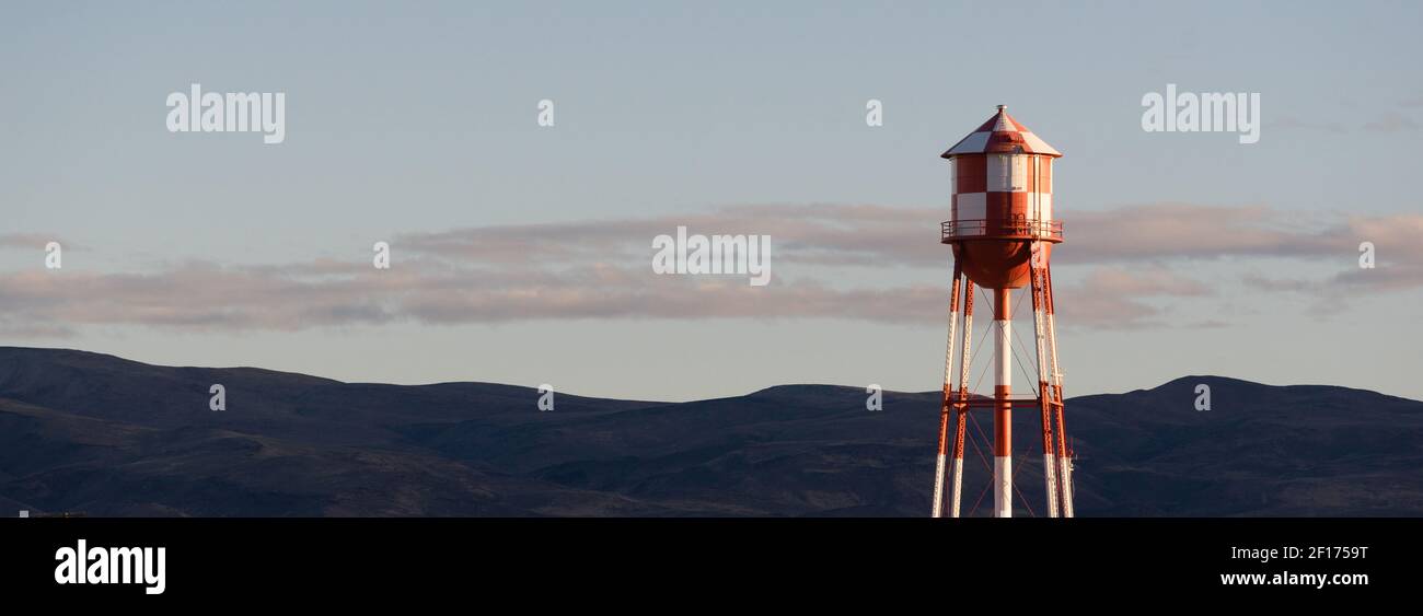 Red white checkered water tower hi-res stock photography and images - Alamy