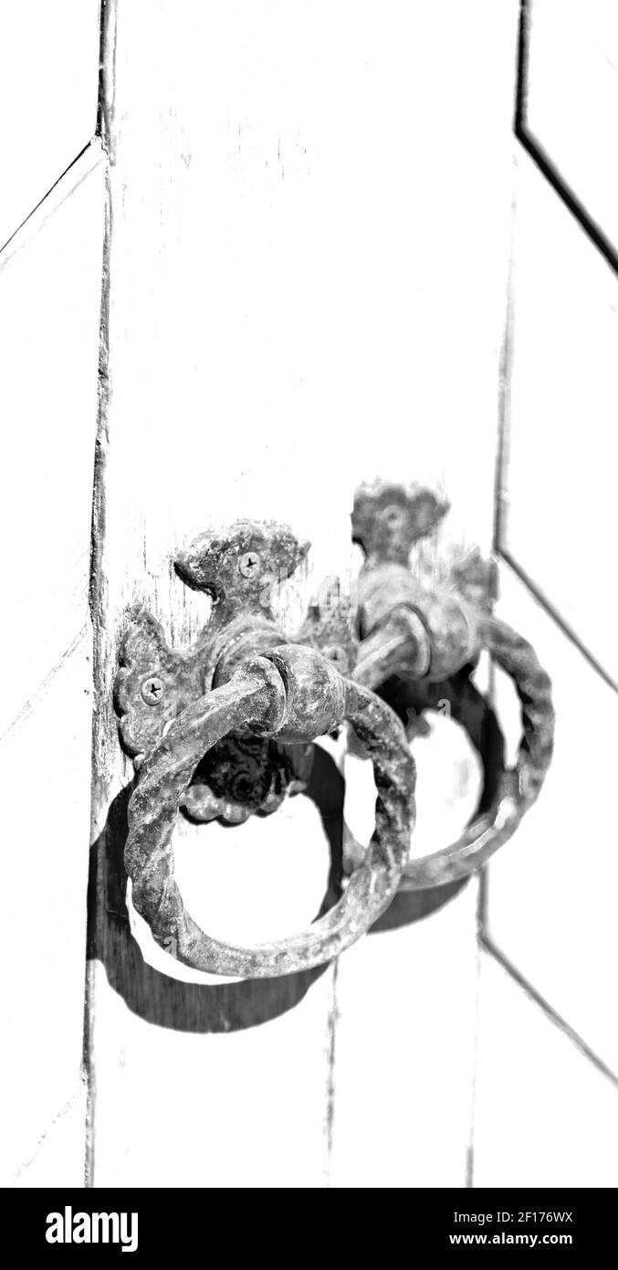 Ancient door in medieval Cut Out Stock Images & Pictures - Alamy