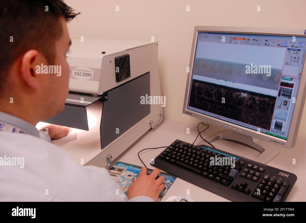 Document Examiner Demonstrates How The Vsc Visual Spectrum Comparator