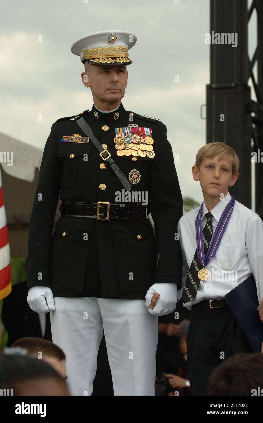 Joint Chiefs of Staff Chairman, General Peter Pace, USMC, (left) and ...