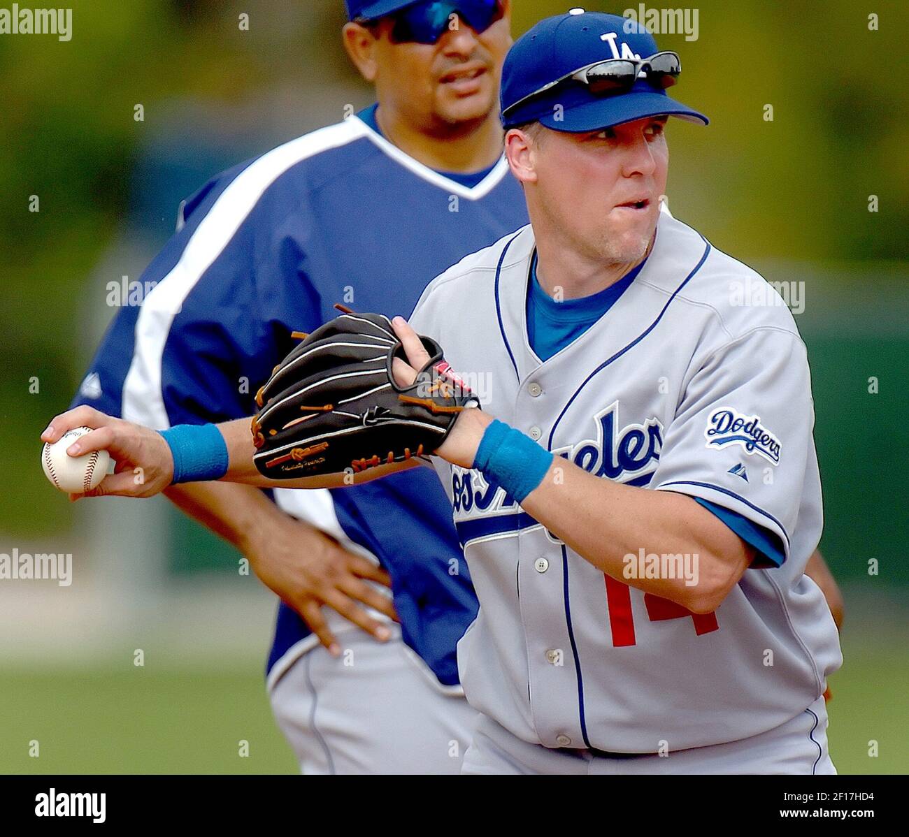 Los Angeles Dodgers' third baseman Bill Mueller (14) fields a ball ...