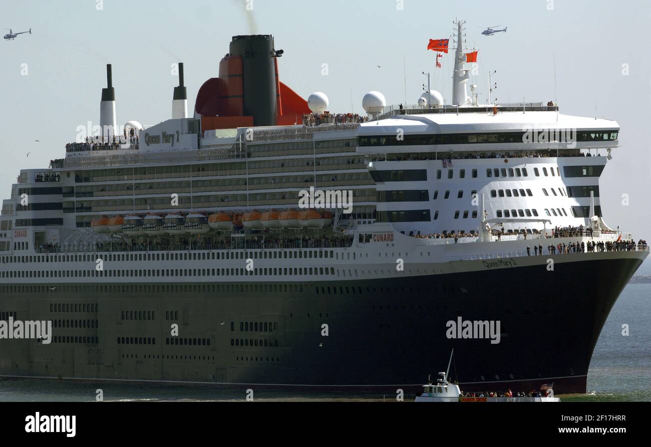 The Queen Mary 2 saluted its legendary 1934 namesake, the original ...