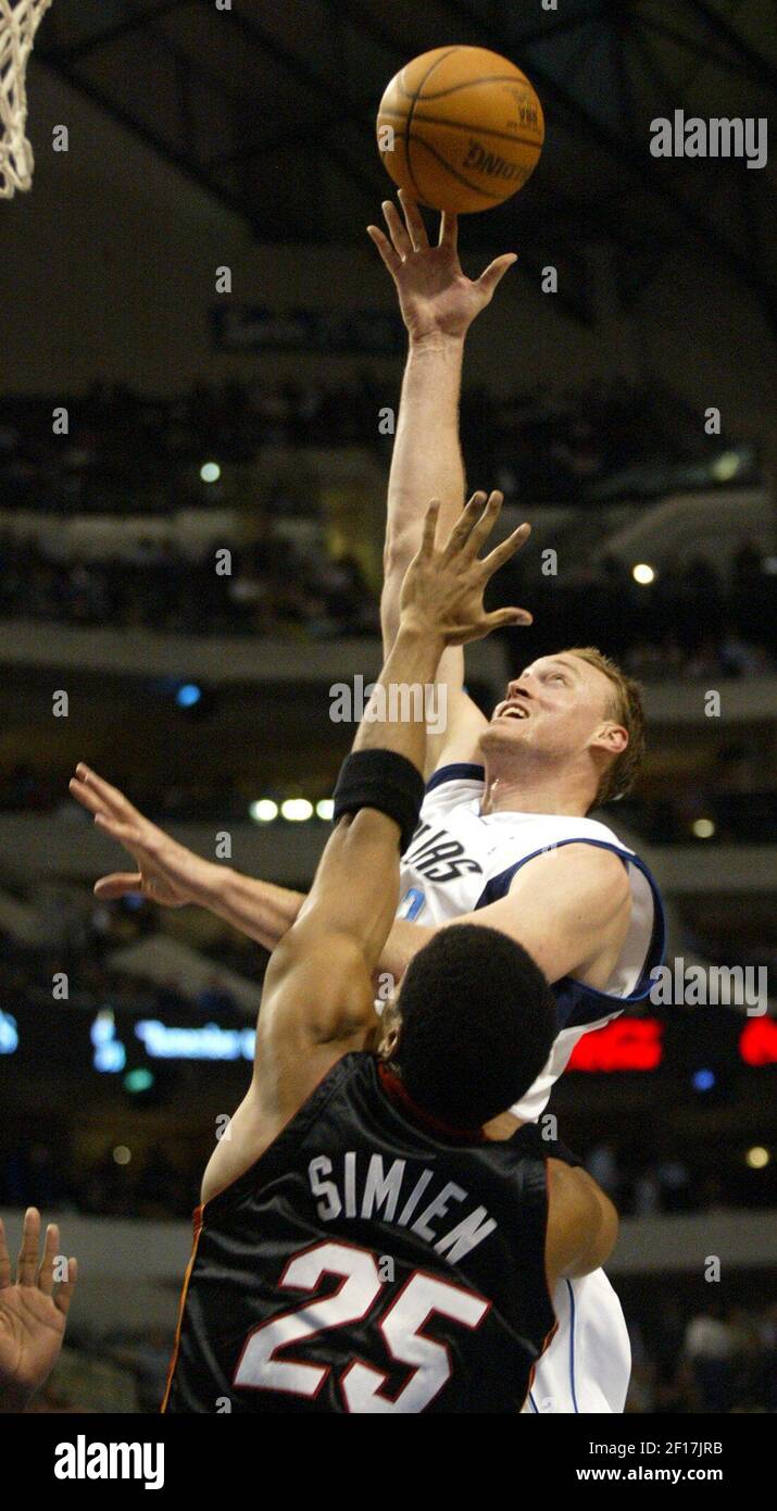Dallas Mavericks' Keith Van Horn shoots over Miami Heat's Wayne Simien ...