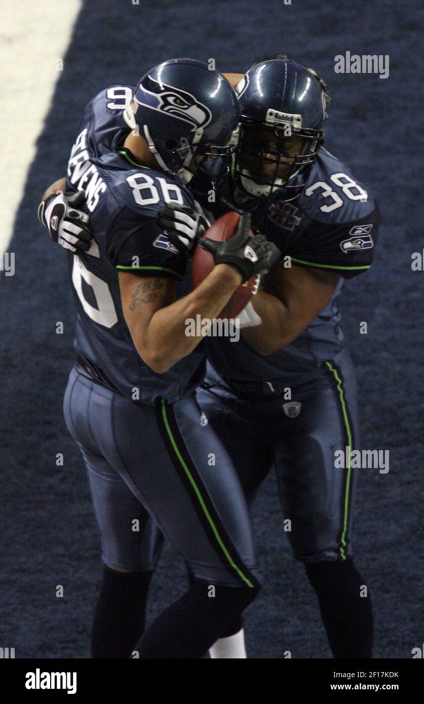 Seattle Seahawks Jerramy Stevens (86) and teammate Mack Strong ...