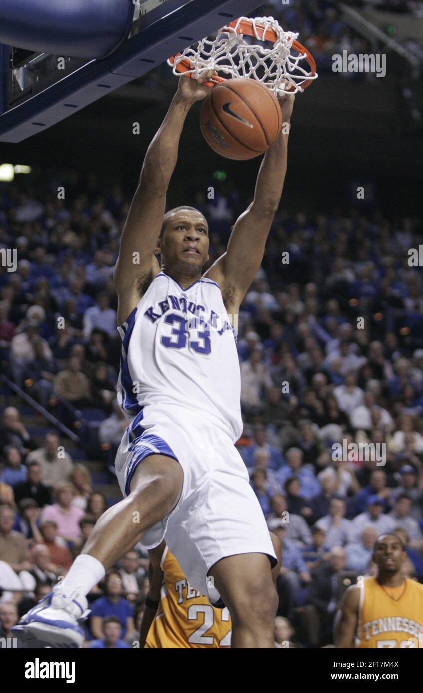 Kentucky's Randolph Morris dunks in the second half during Tennessee's ...