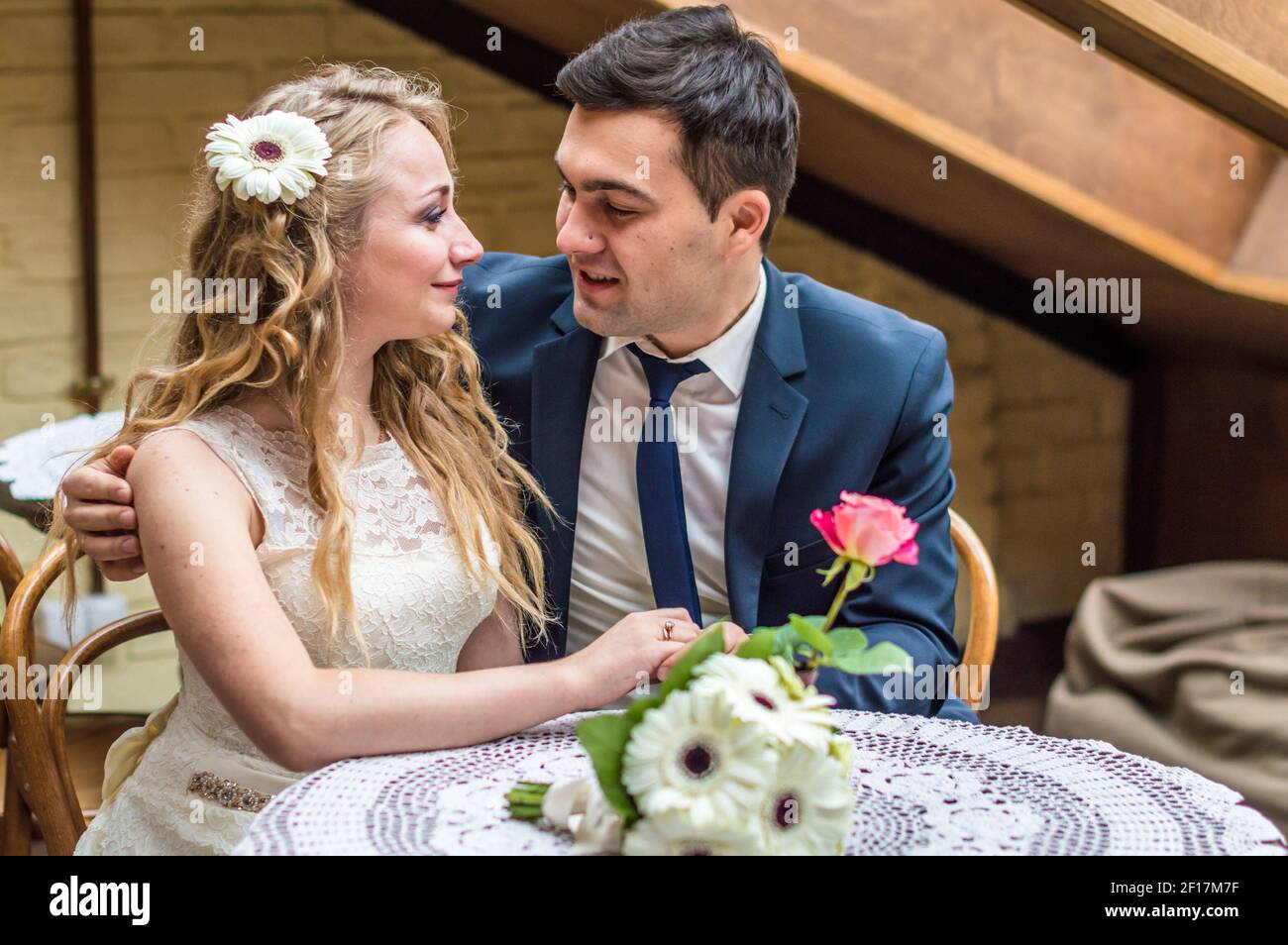 Wedding table newlyweds in restaurant hi-res stock photography and ...