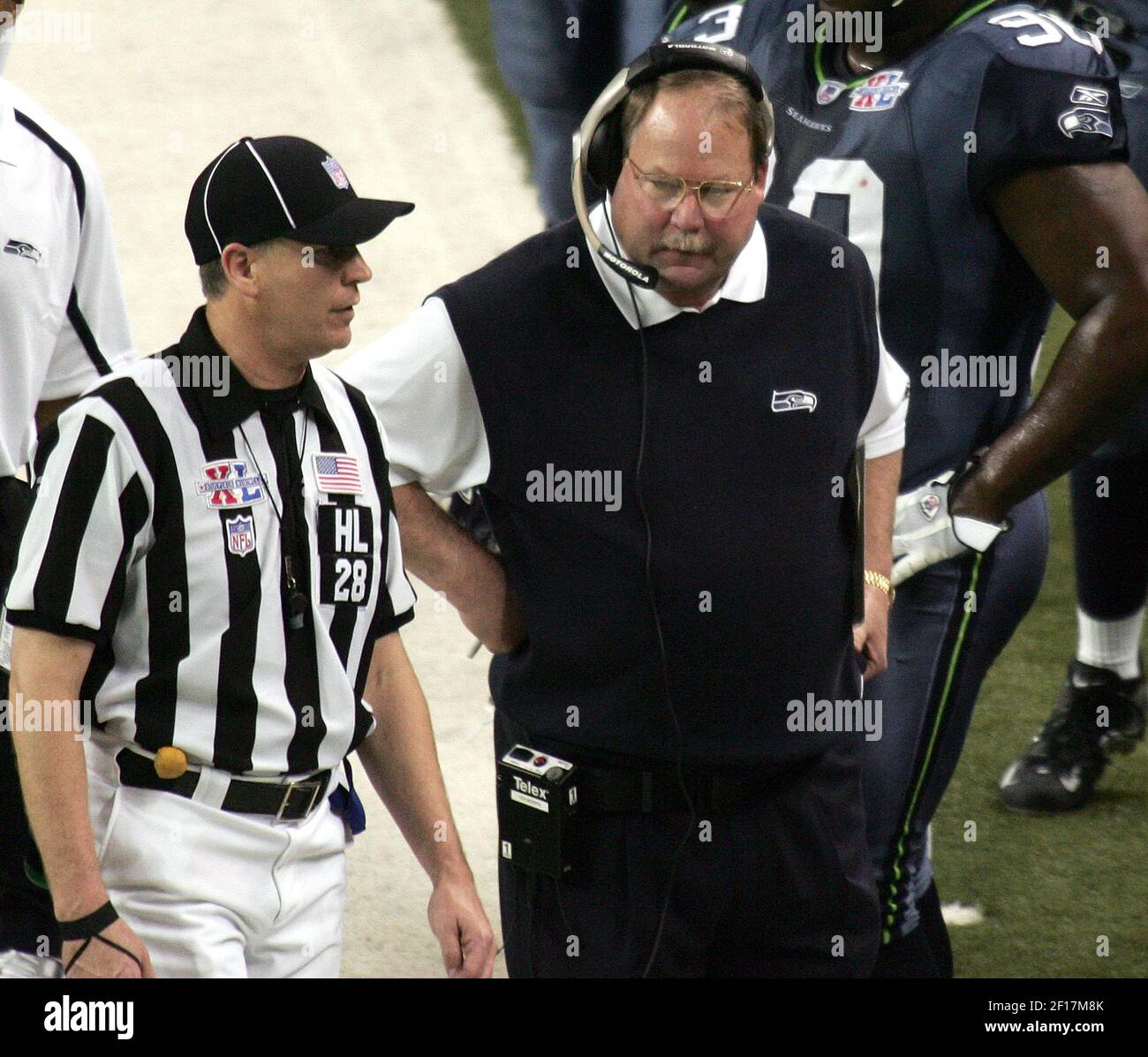 Seattle Seahawks head coach Mike Holmgren argues with head linesman ...