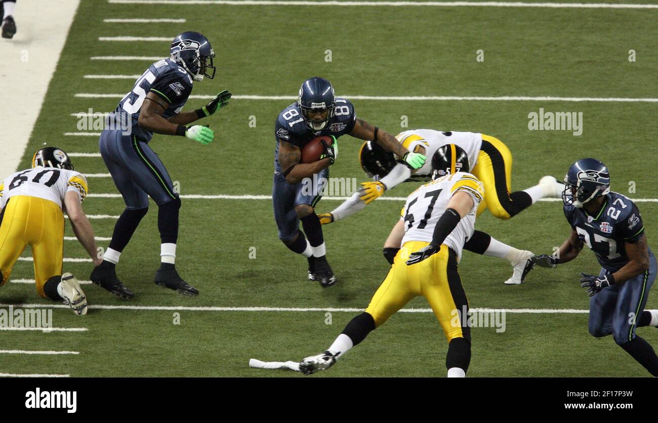 Seattle Seahawks' receiver Peter Warrick (81) tries to get through the ...