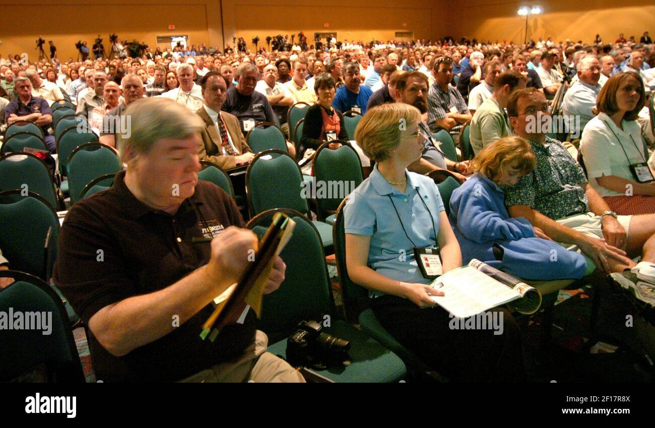Steve Jacobitz (left), of the Florida division of the Federal Highway ...