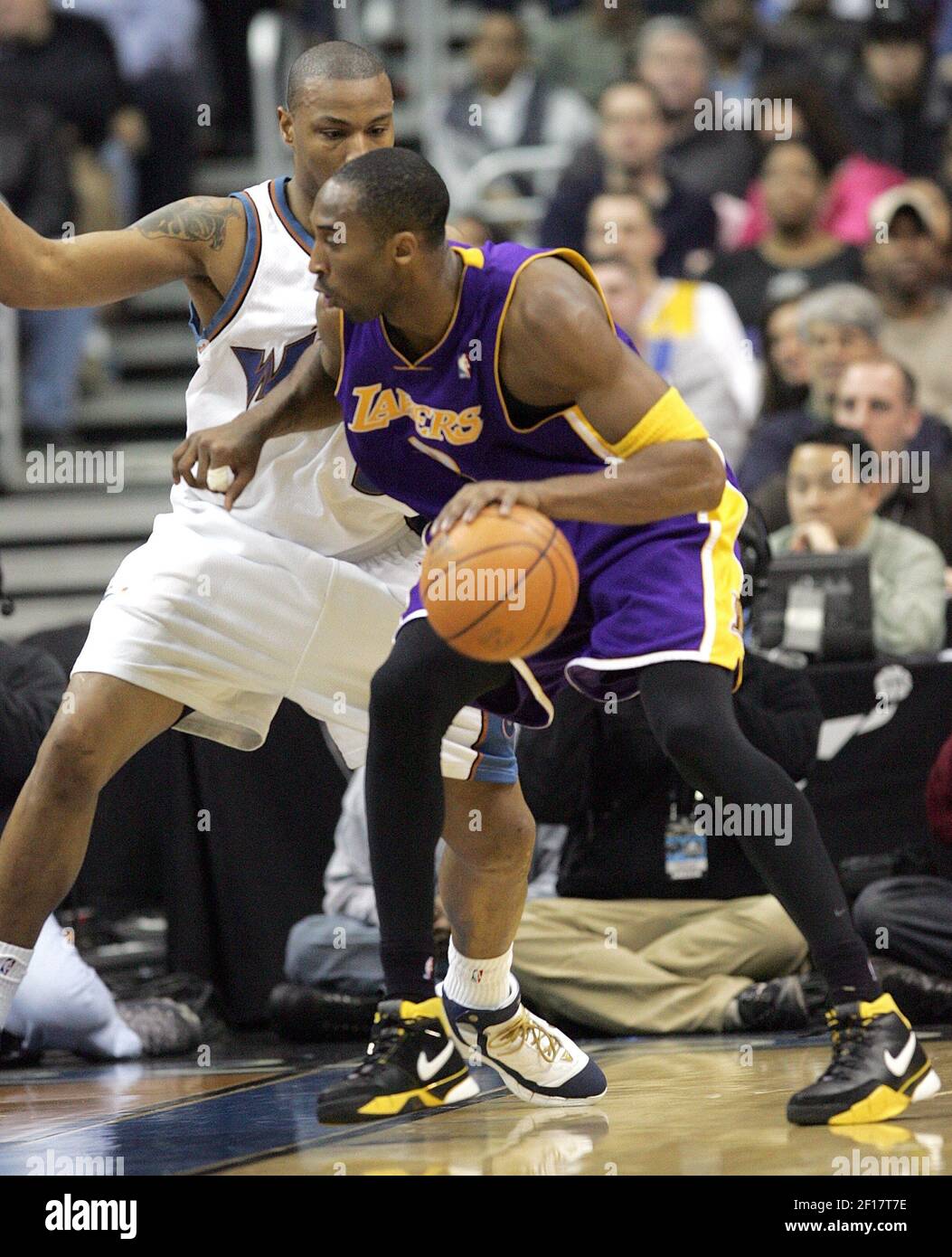 Los Angeles Lakers Kobe Bryant (8) drives against Washington Wizards ...