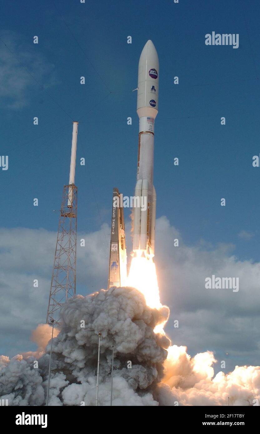 A Lockheed Martin Atlas V rocket carrying the New Horizons spacecraft ...
