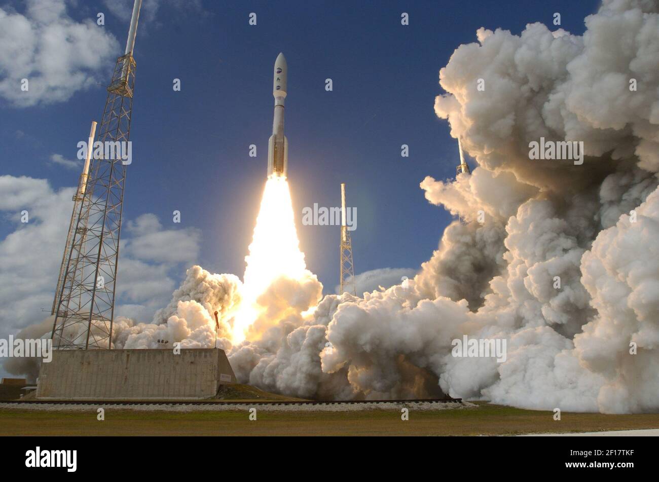 A Lockheed Martin Atlas V rocket carrying the New Horizons spacecraft ...