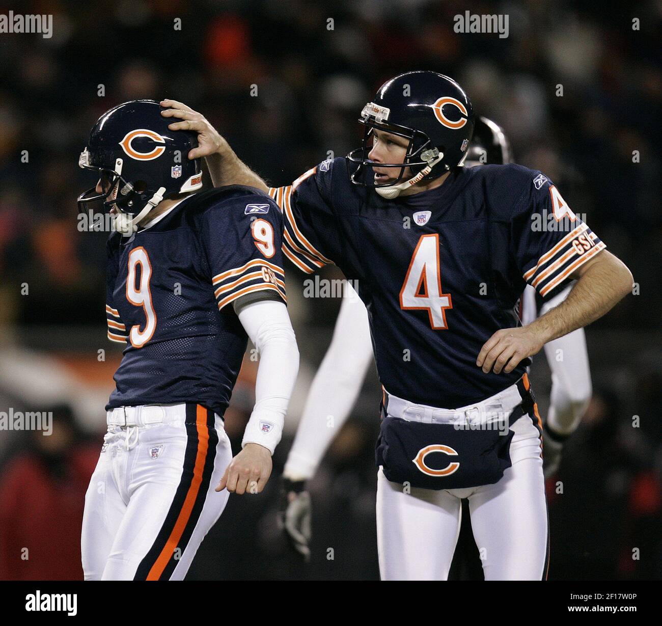 Chicago Bears kicker Robbie Gould (9) gets a pat on the helmet by ...