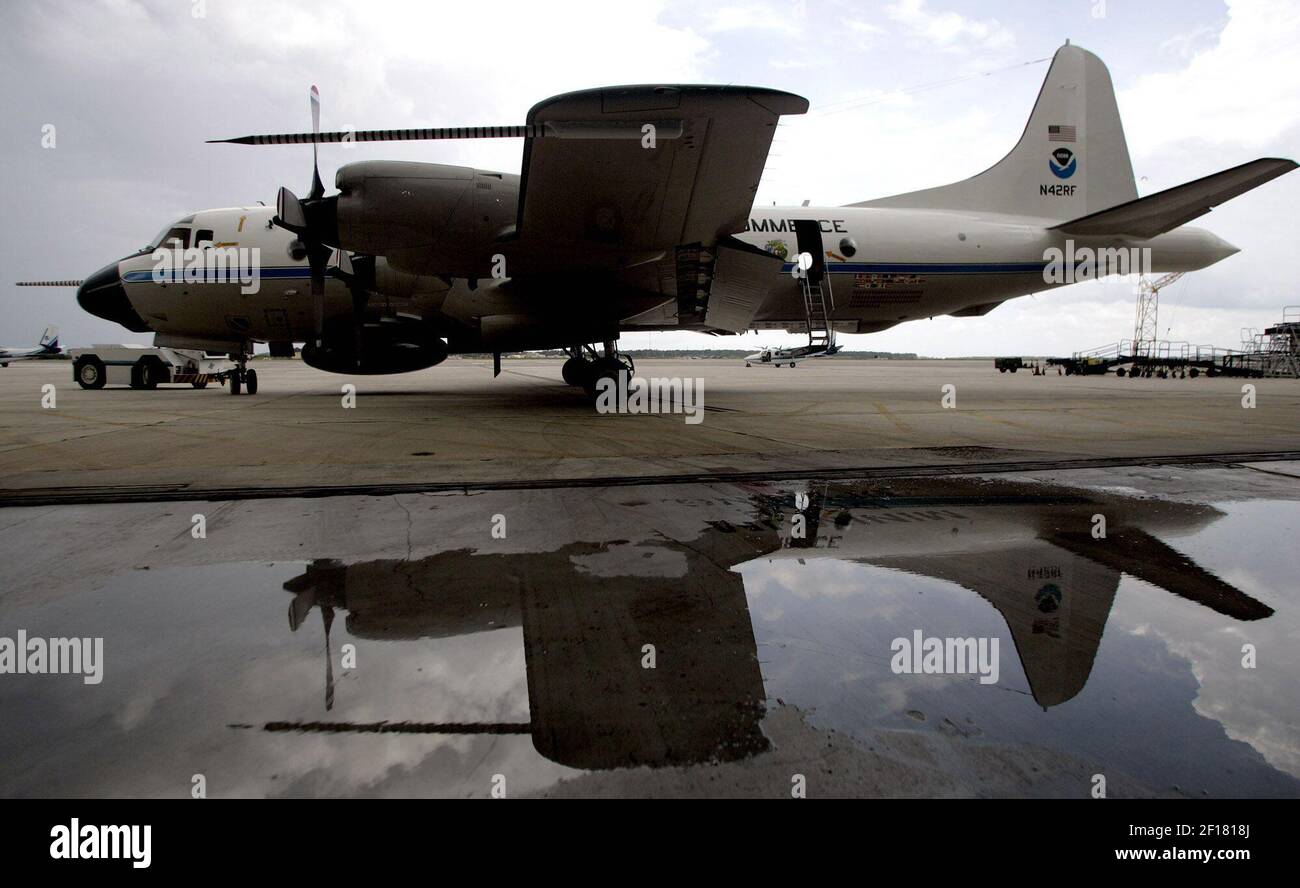 KRT US NEWS STORY SLUGGED: WEA-STORMS-READINESS KRT PHOTOGRAPH BY RONNA ...