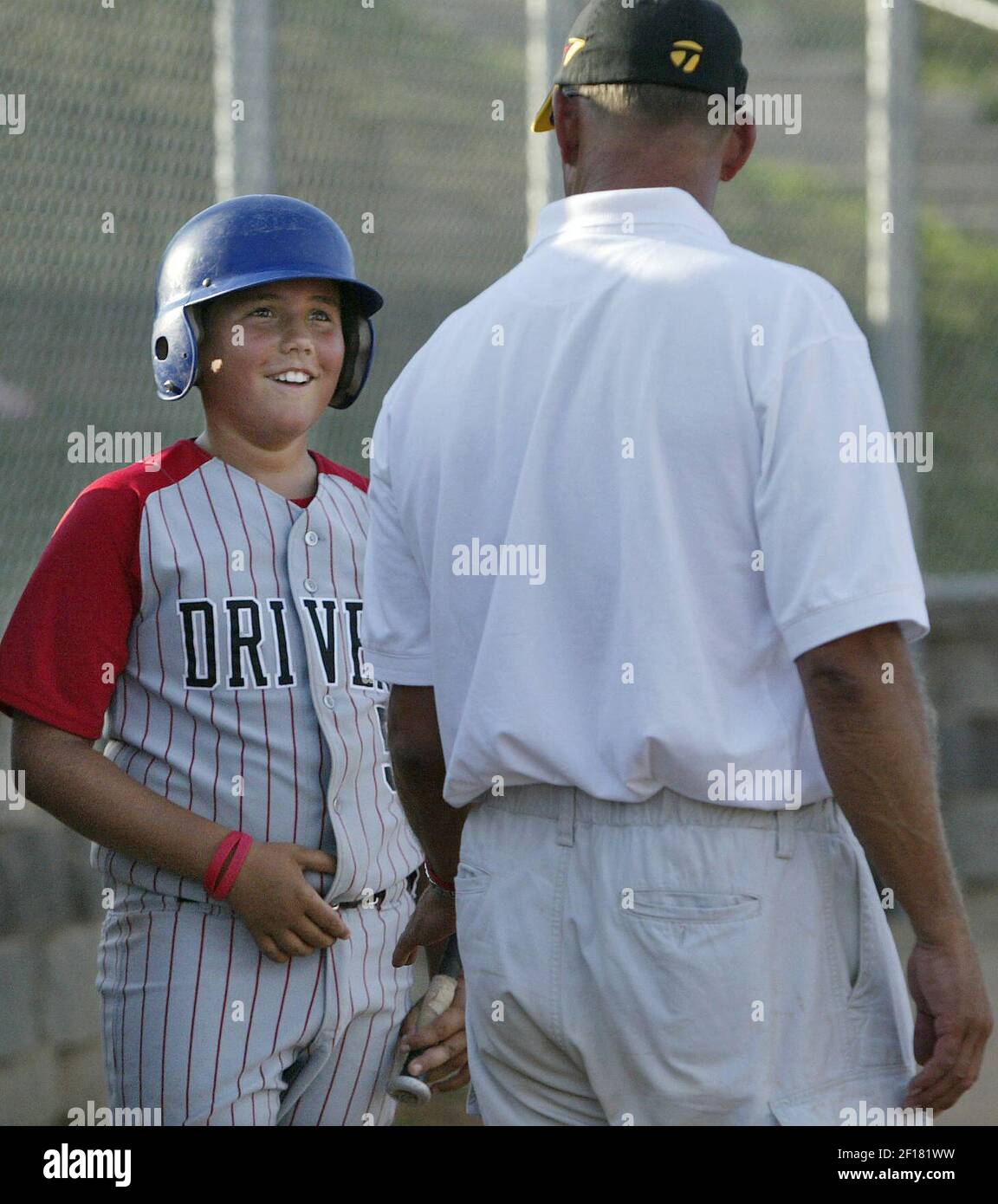 JILL TOYOSHIBA/The Kansas City Star 07182005 Jackson Brett listens to ...