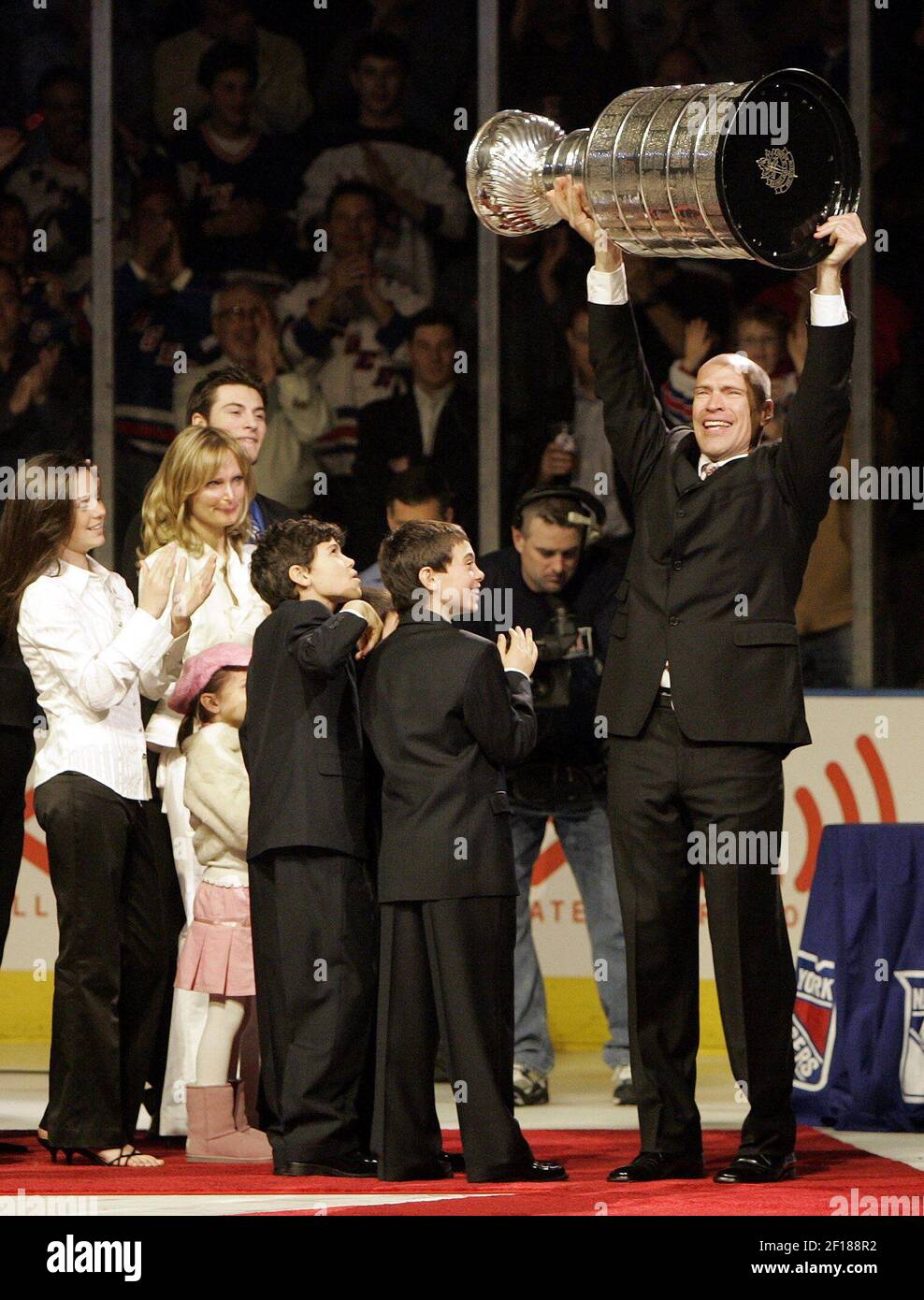 Mark Messier raises the Stanley Cup in front of his family as the New ...