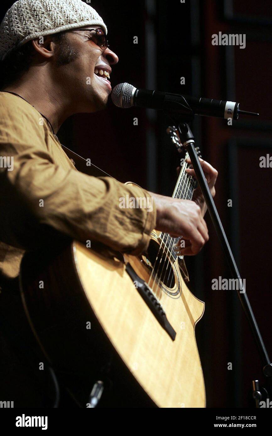 KRT ENTERTAINMENT STORY SLUGGED: MUS-RAULMIDON KRT PHOTOGRAPH BY RONNA ...