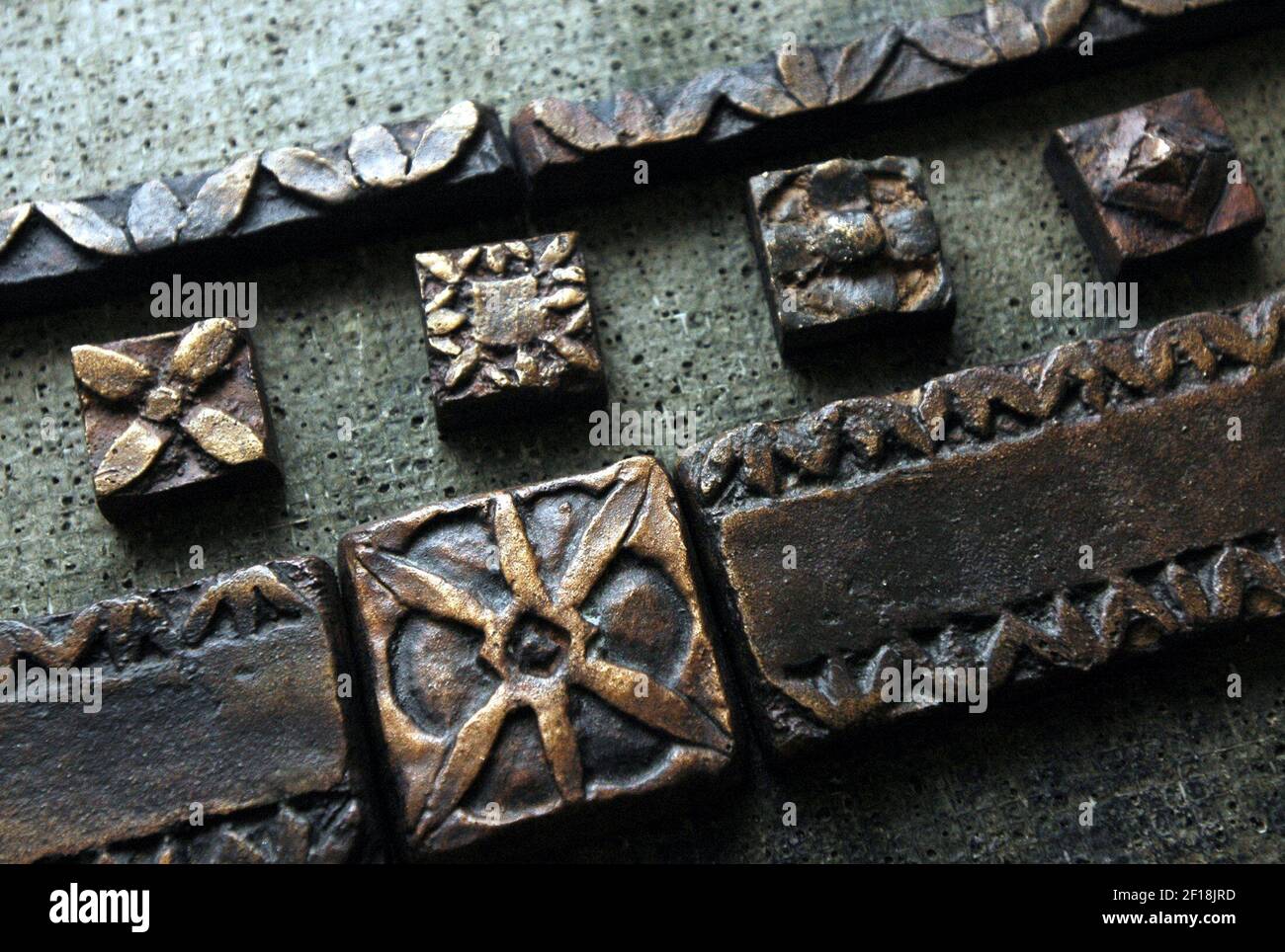 KRT LIFESTYLE STORY SLUGGED: HOME-TILEARTIST KRT PHOTO BY MICHAEL ...