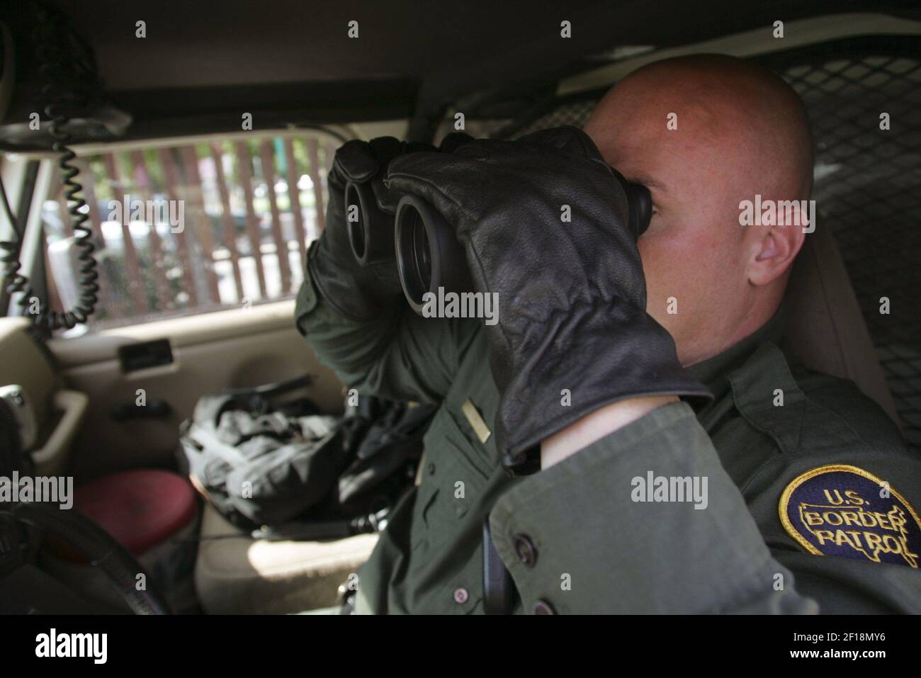 -- NO MAGS, NO SALES --KRT US NEWS STORY SLUGGED: BORDERAGENTS KRT ...