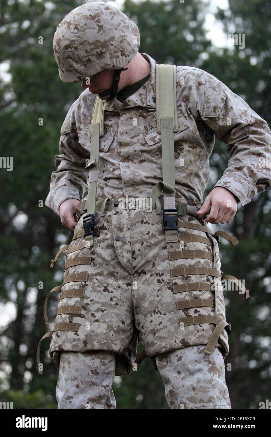 -- NO MAGS, NO SALES -- KRT US NEWS STORY SLUGGED: USMILITARY-KEVLAR ...