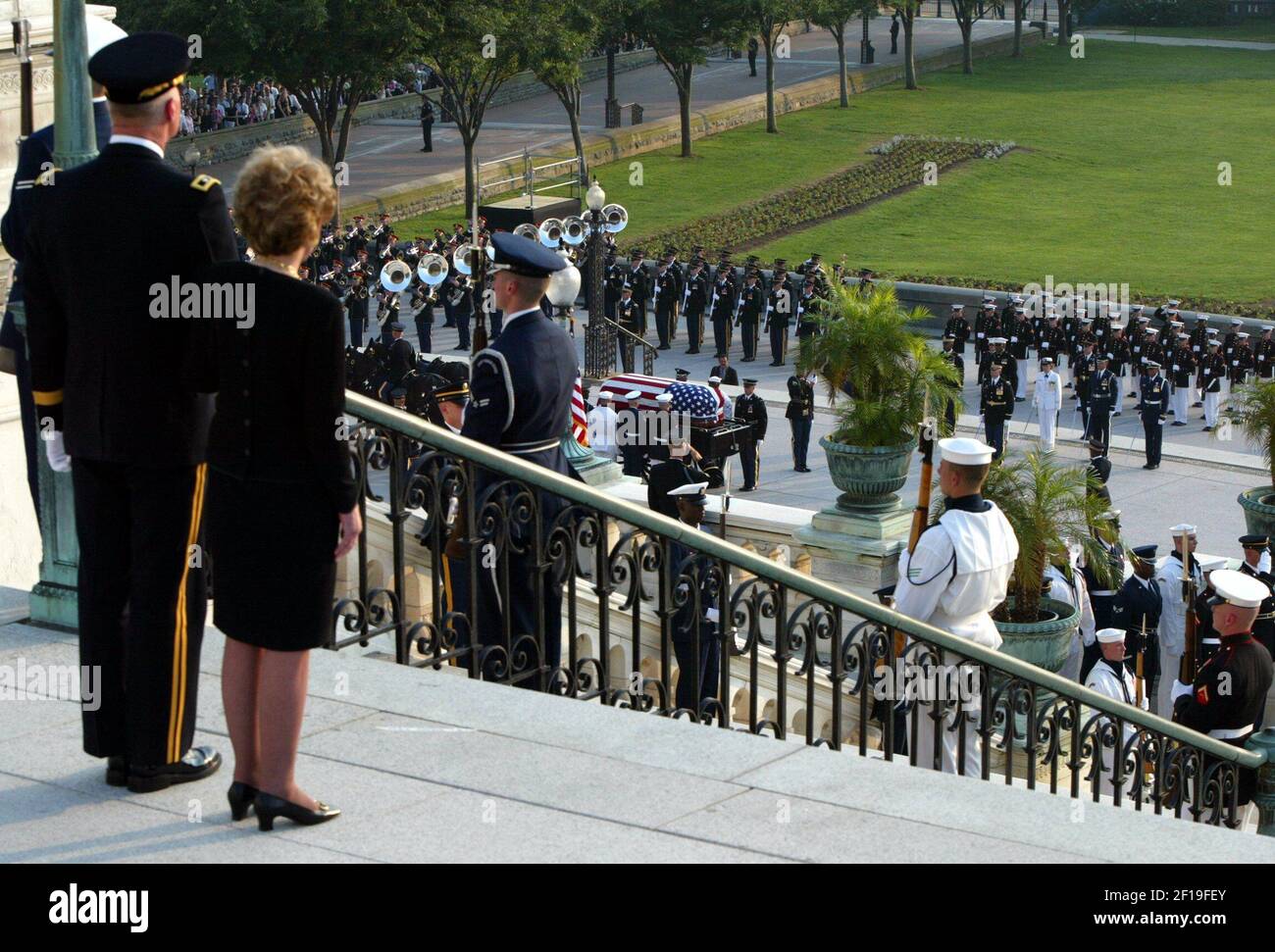 Nancy reagan ronald reagan casket High Resolution Stock Photography and ...