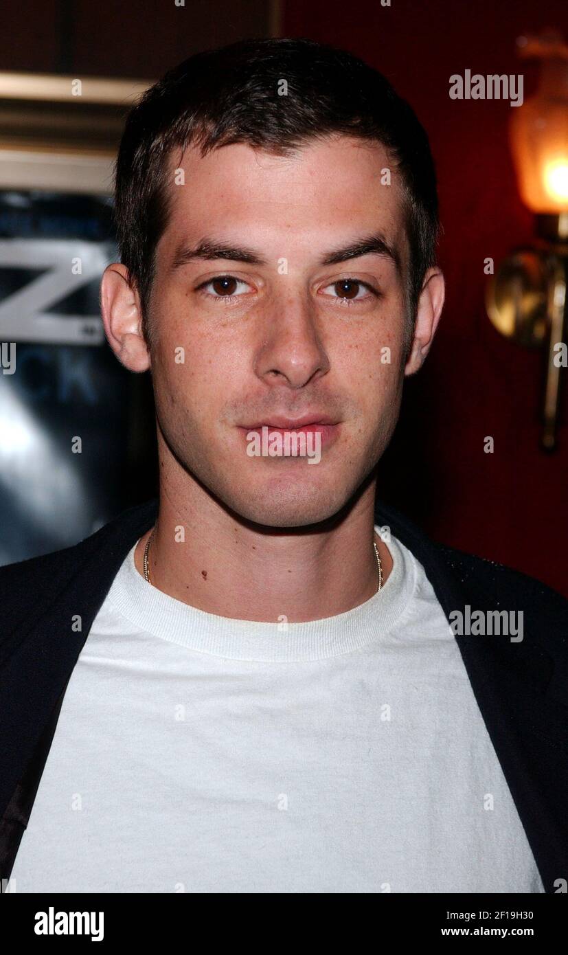 KRT ENTERTAINMENT STAND ALONE PHOTO SLUGGED: FADETOBLACK KRT PHOTOGRAPH ...