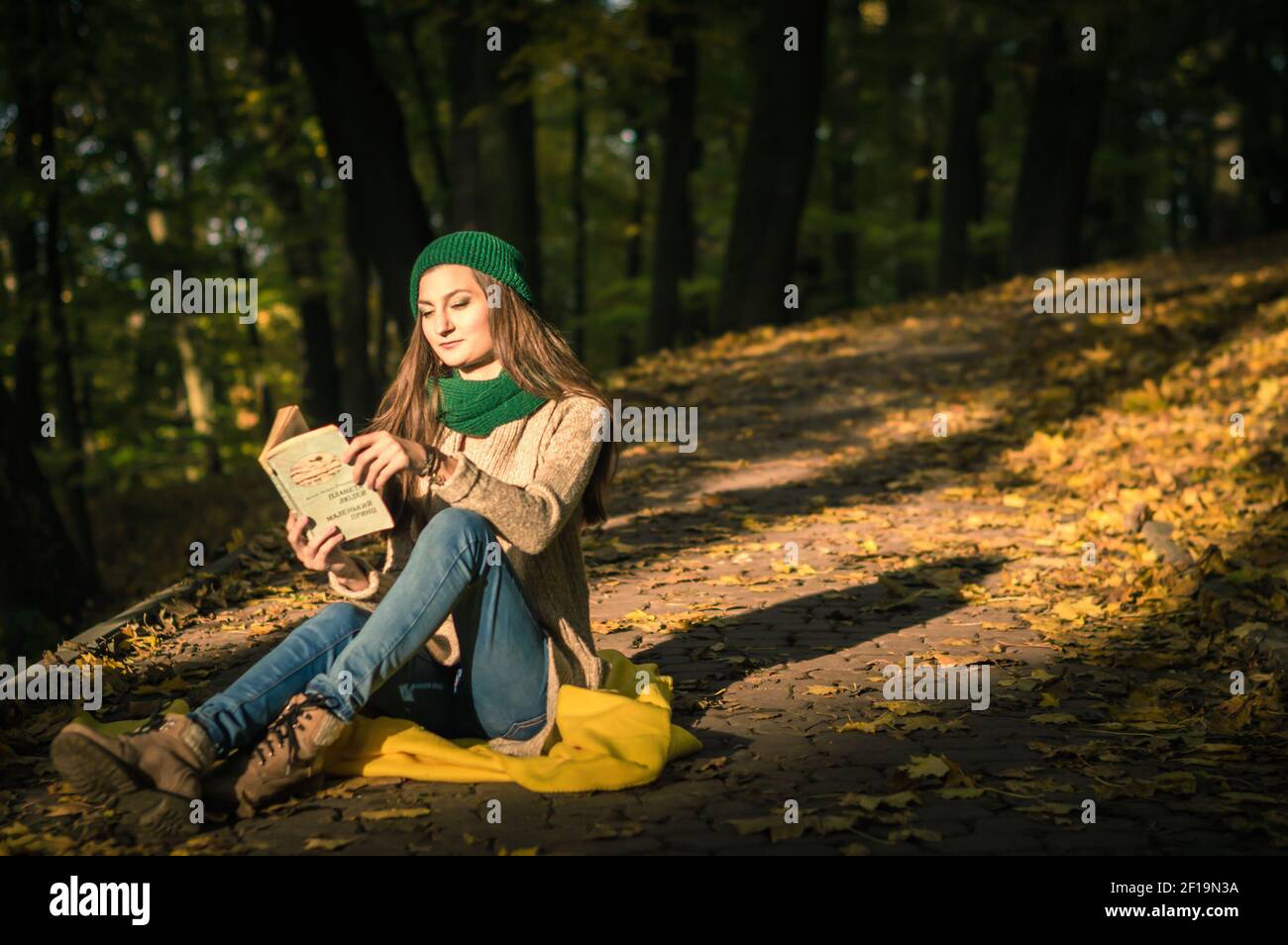Reading evening outside hi-res stock photography and images - Alamy