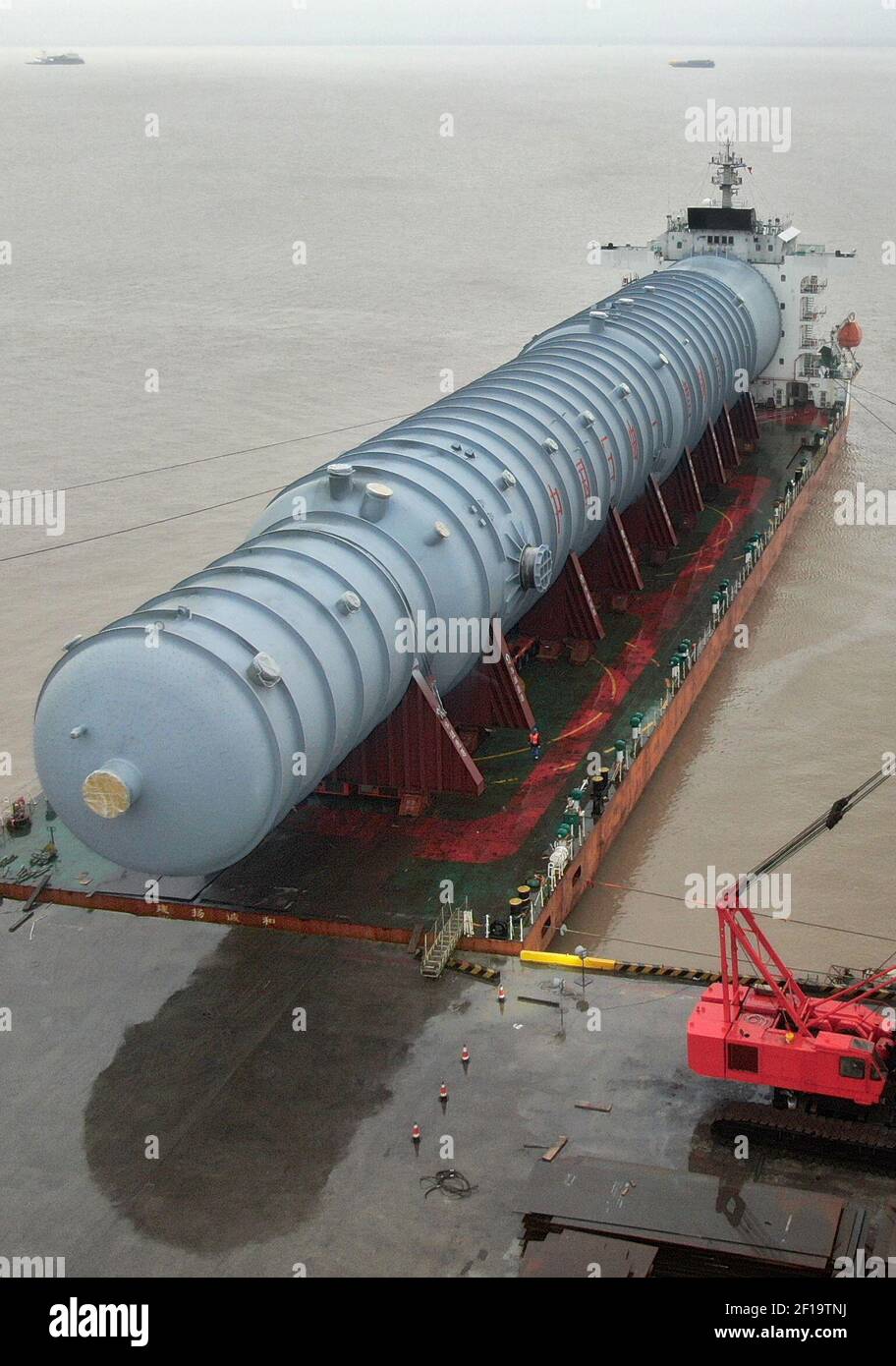 Raffinate liquid tower hi-res stock photography and images - Alamy