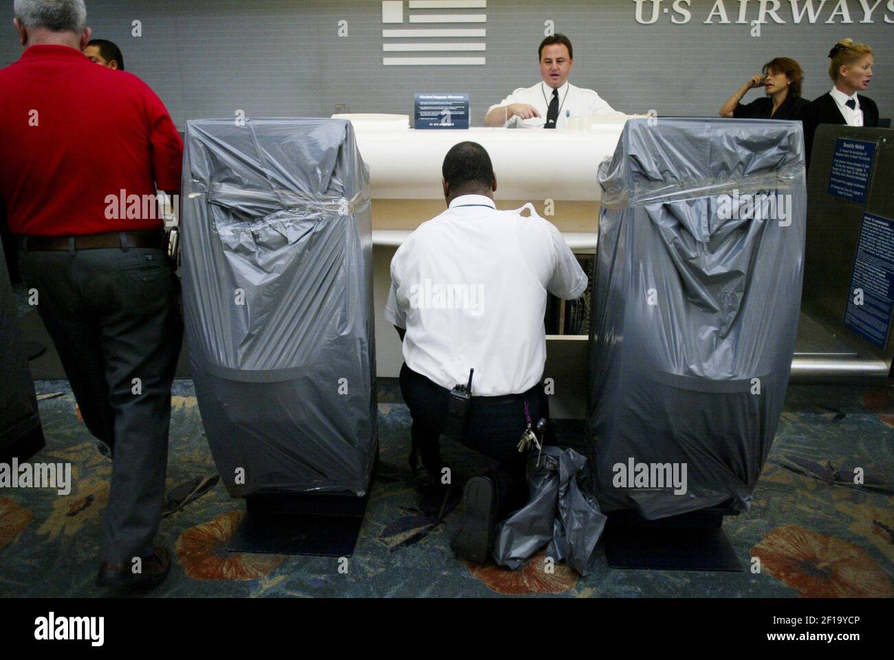 Ticket booth airport hi-res stock photography and images - Alamy