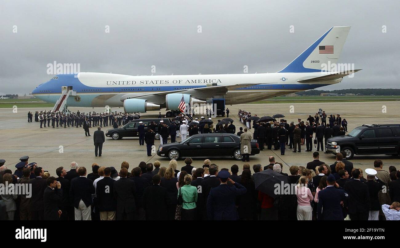 Nancy reagan ronald reagan casket High Resolution Stock Photography and ...