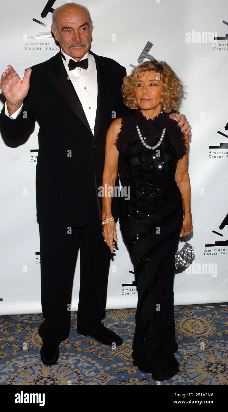 KRT ENTERTAINMENT STAND ALONE PHOTO SLUGGED: CANCERFOUNDATION KRT ...