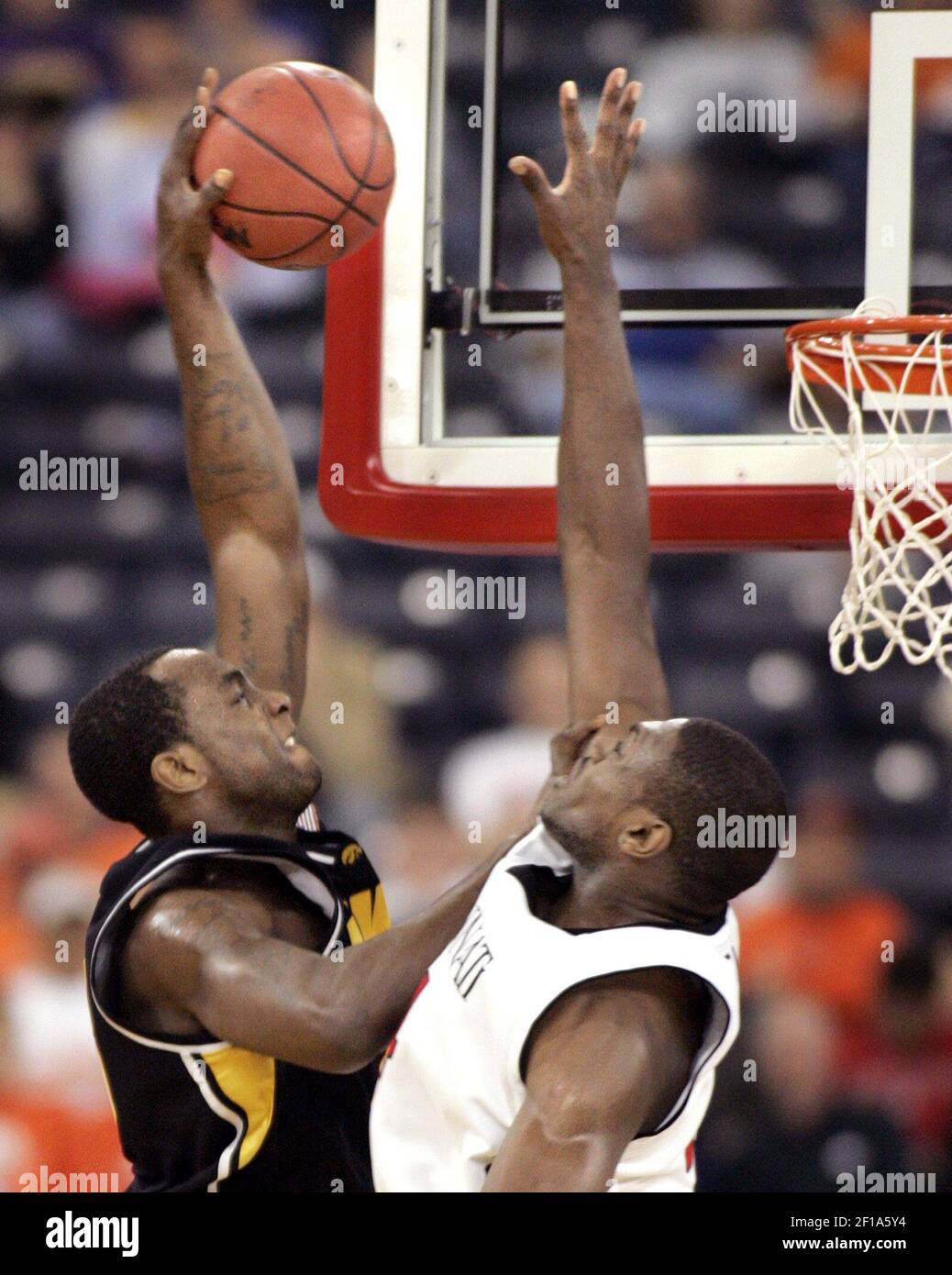 -- NO MAGS, NO SALES -- KRT SPORTS STORY SLUGGED: IOWA-CINCINNATI KRT ...