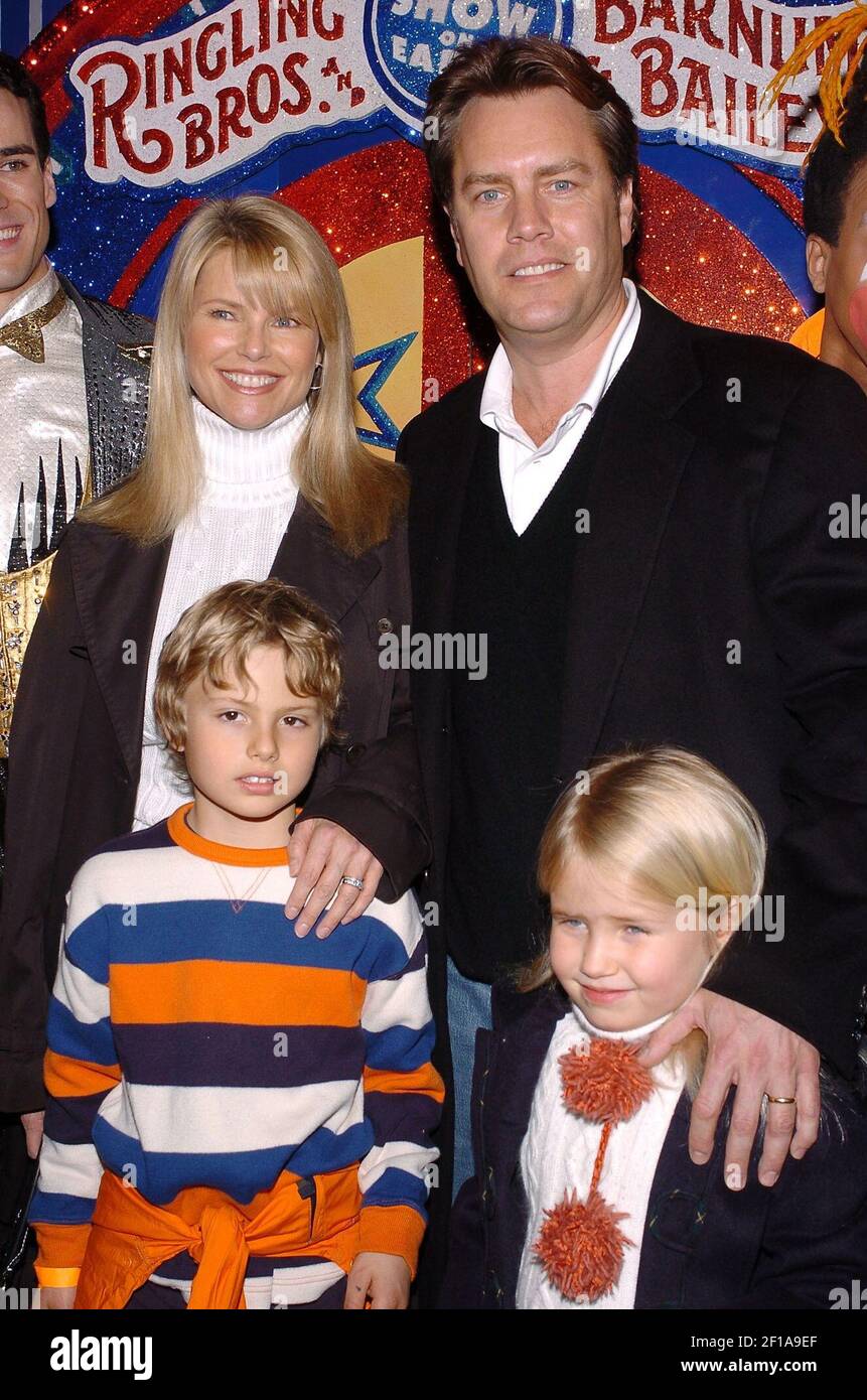 KRT STAND ALONE ENTERTAINMENT PHOTO SLUGGED: RINGLINGSHOW KRT ...